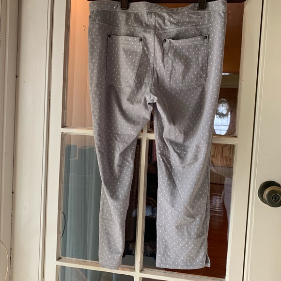 HUE | Pants & Jumpsuits | Hue Crop Legging | Poshmark